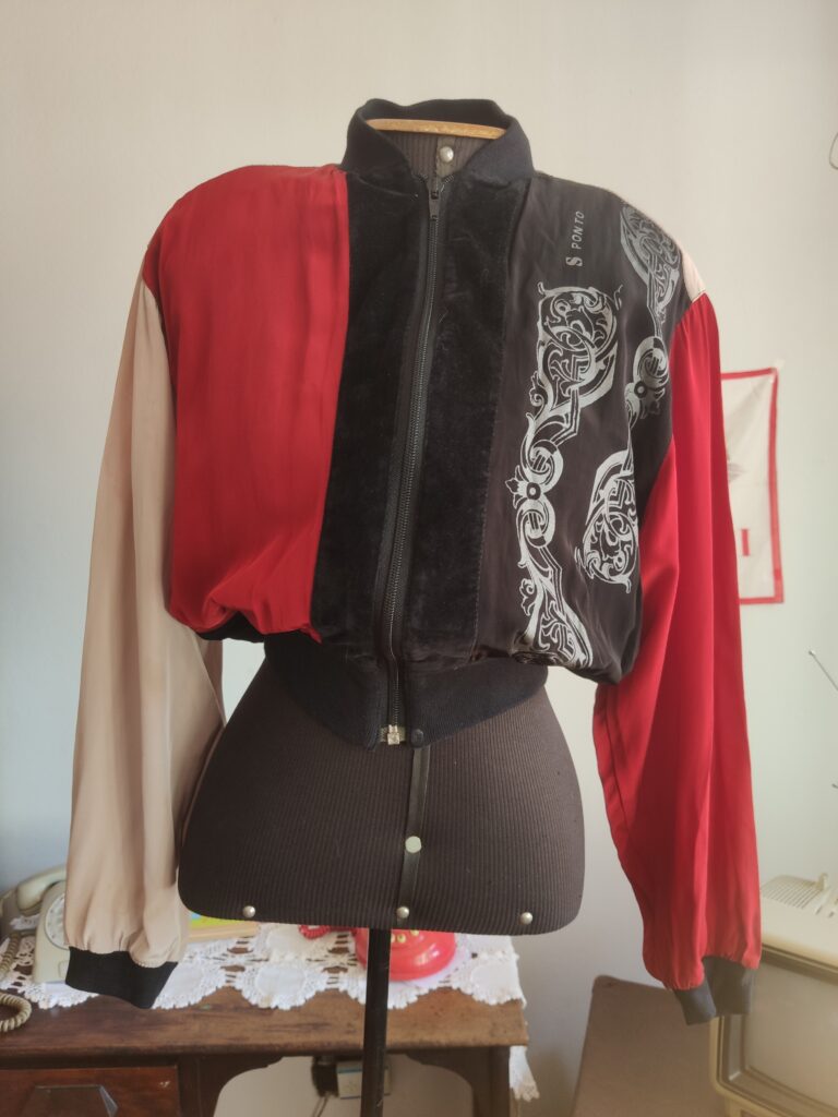 Jaqueta Anos 80 Vintage: Estilo Cropped com Detalhes em Veludo e Cores ...